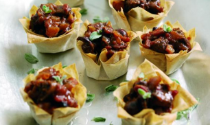 BEEF, OLIVE AND RED ONION CANAPÉS - StyleNest
