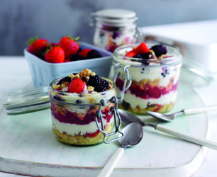 Layered berry breakfast pots - StyleNest