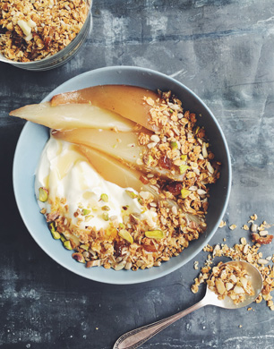 HOMEMADE VEGAN GRANOLA WITH POACHED PEARS - StyleNest