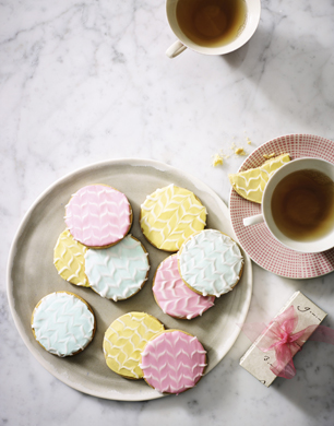 Pretty feather-iced biscuits - StyleNest