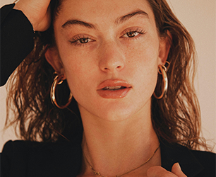 MINIMALISM VS. MAXIMALISM: HOW TO WEAR JEWELLERY WHEN TRENDS CLASH ...